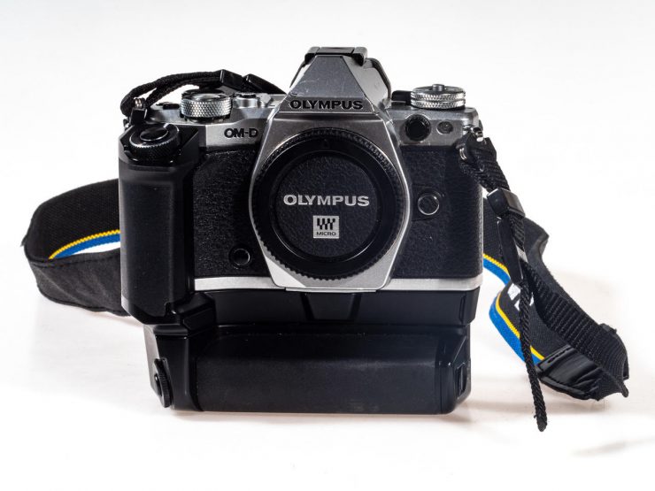 SOLD ⚙ Olympus OM-D E-M5 Mark II Silver + Olympus HLD-8 Battery Grip ...
